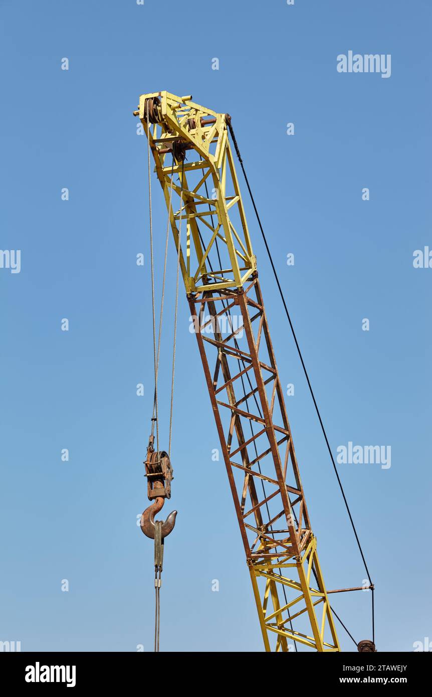 Dettaglio di una gru da carico galleggiante sullo sfondo blu del cielo ...