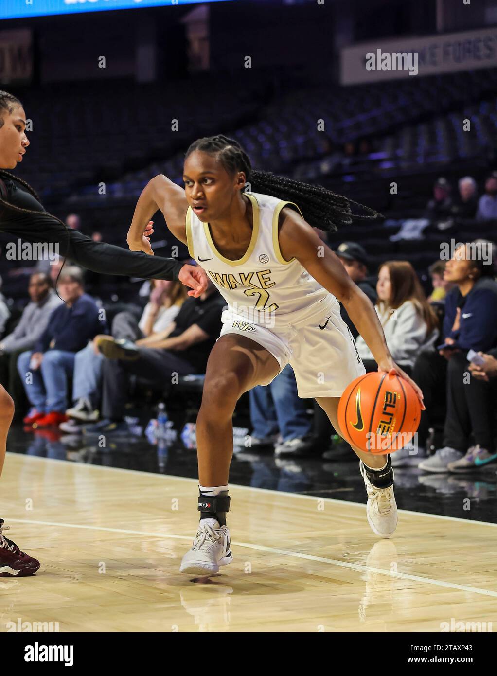 30 novembre 2023: La senior di Wake Forest Kaia Harrison (2) arriva al ...