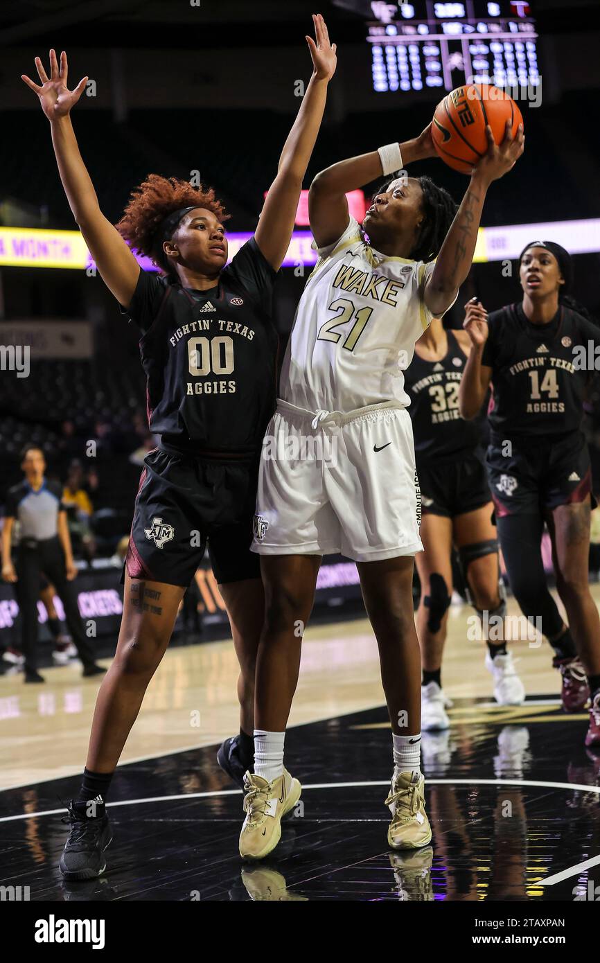 30 novembre 2023: Il sophomore di Wake Forest Elise Williams (21) spara ...