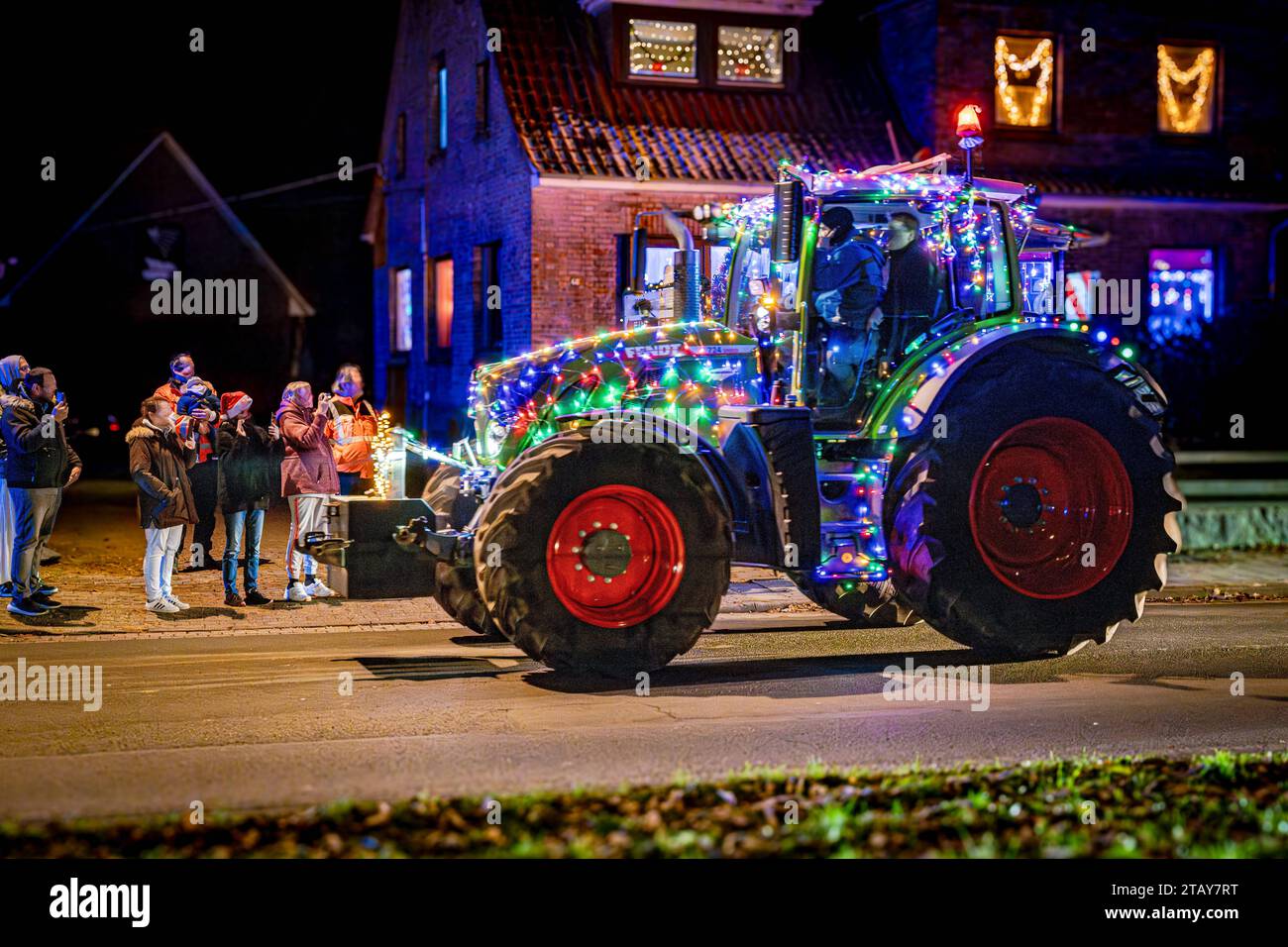 Lichterfahrt - Landwirte begeistern mit ihren weihnachtlich beleuchteten Traktoren die Bürger ...