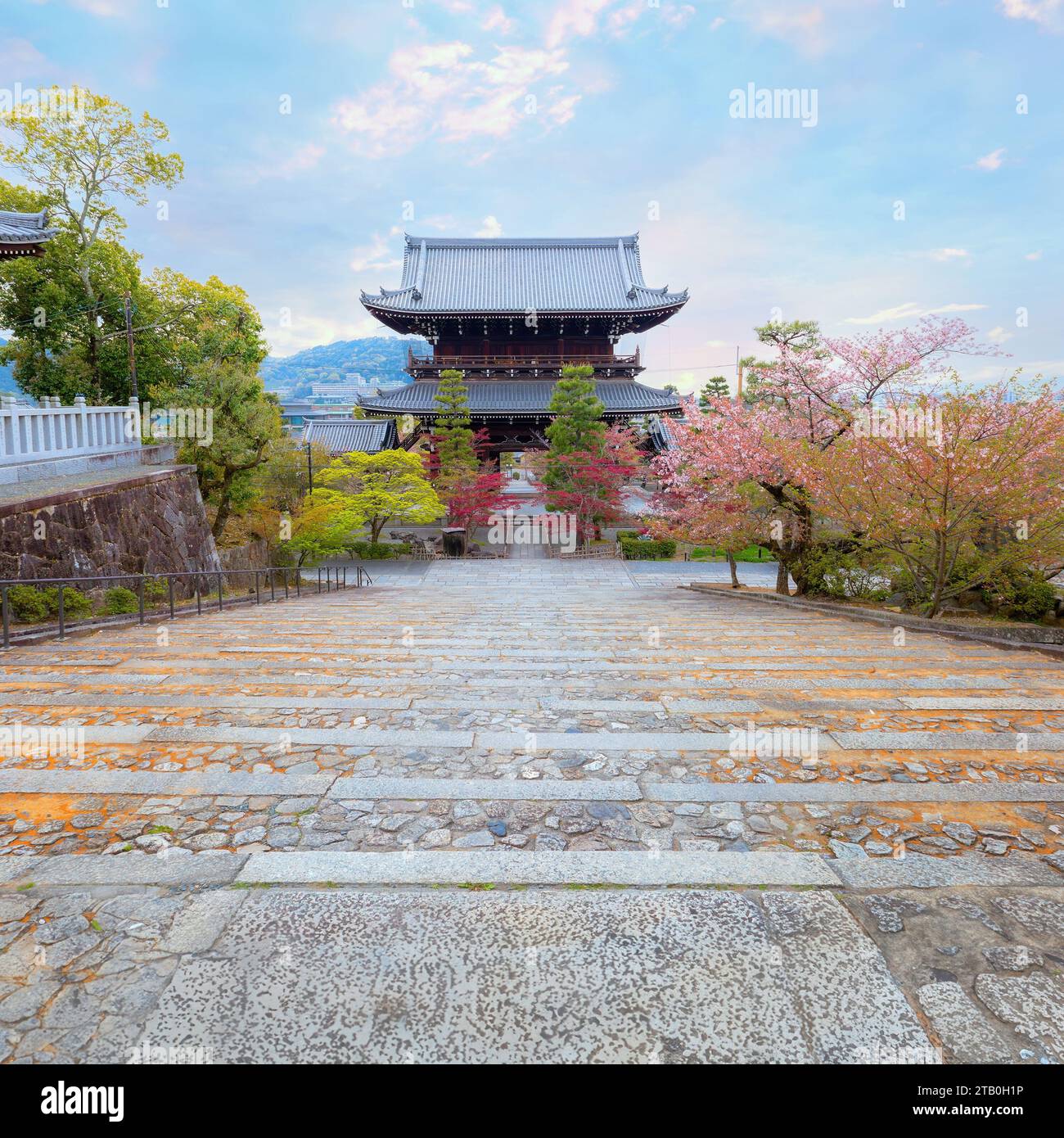 Kyoto, Giappone - 5 aprile 2023: Tempio di Kurodani o Konkai-Komyoji ...