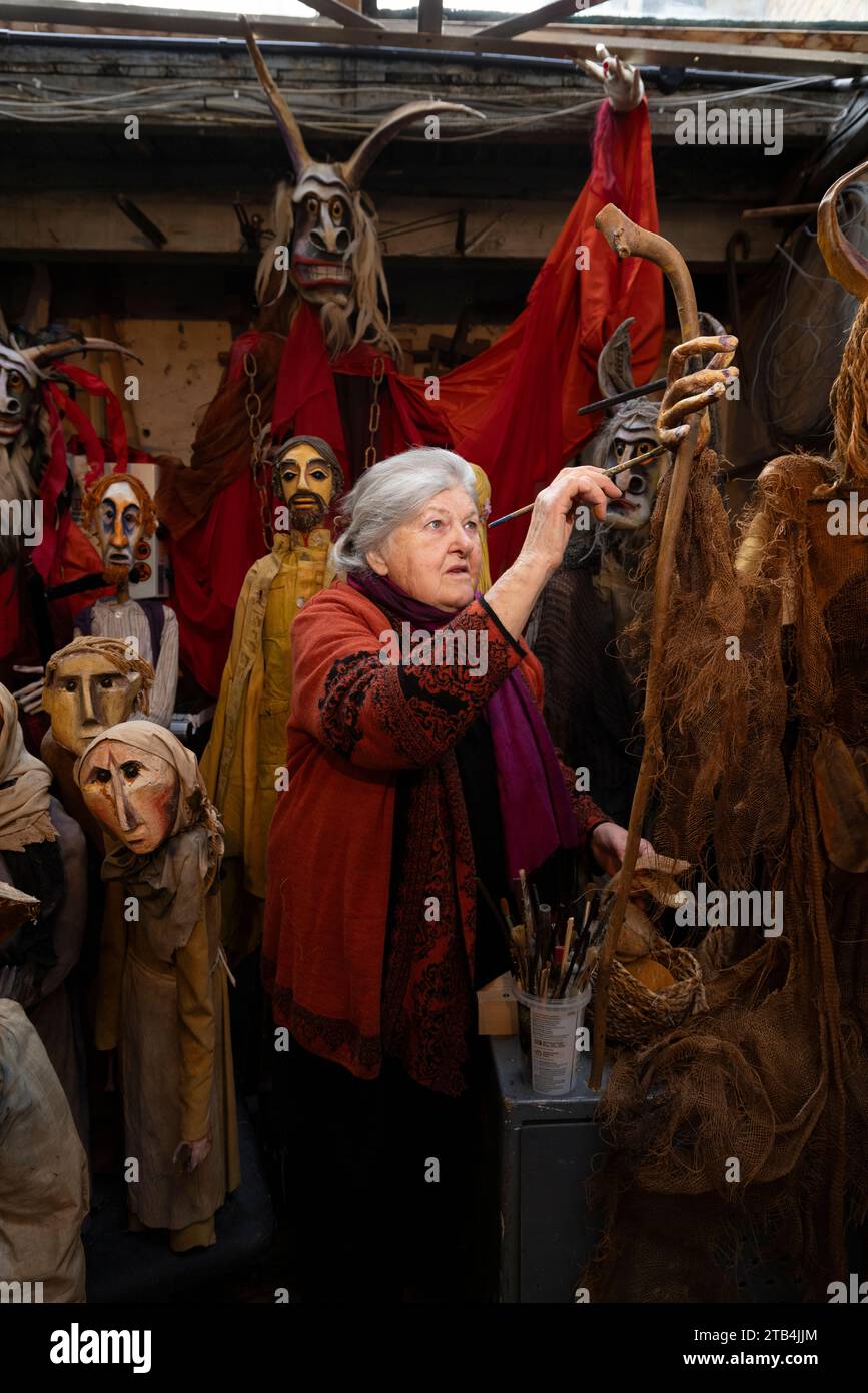 La rinomata artista di marionette Lyndie Wright apre il suo laboratorio che espone oltre 150 ...