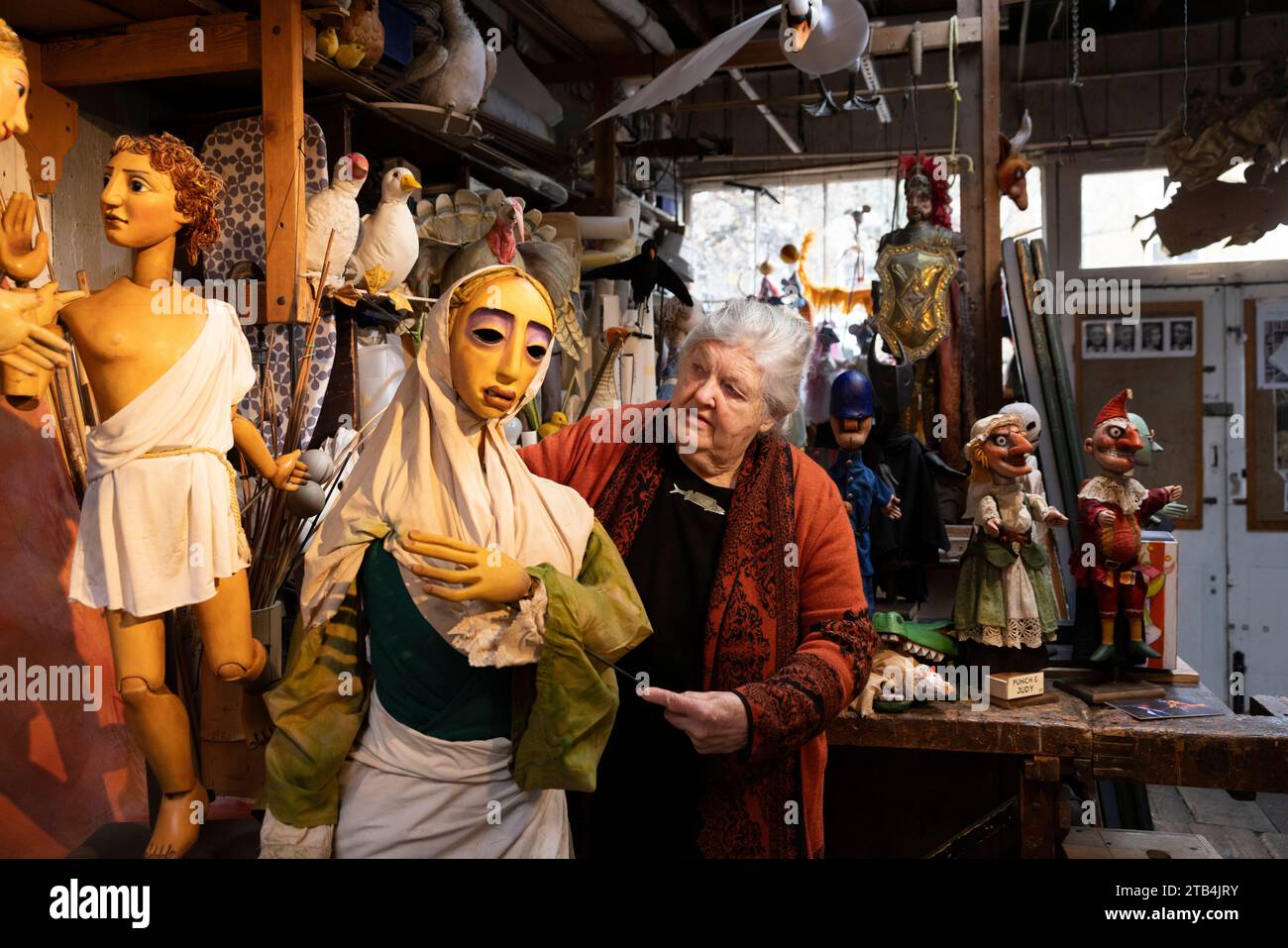 La rinomata artista di marionette Lyndie Wright apre il suo laboratorio che espone oltre 150 ...