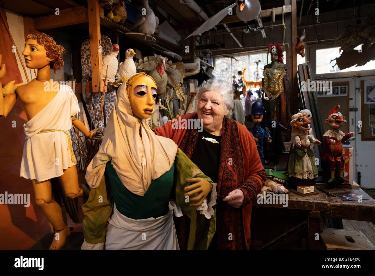 La rinomata artista di marionette Lyndie Wright apre il suo laboratorio che espone oltre 150 ...