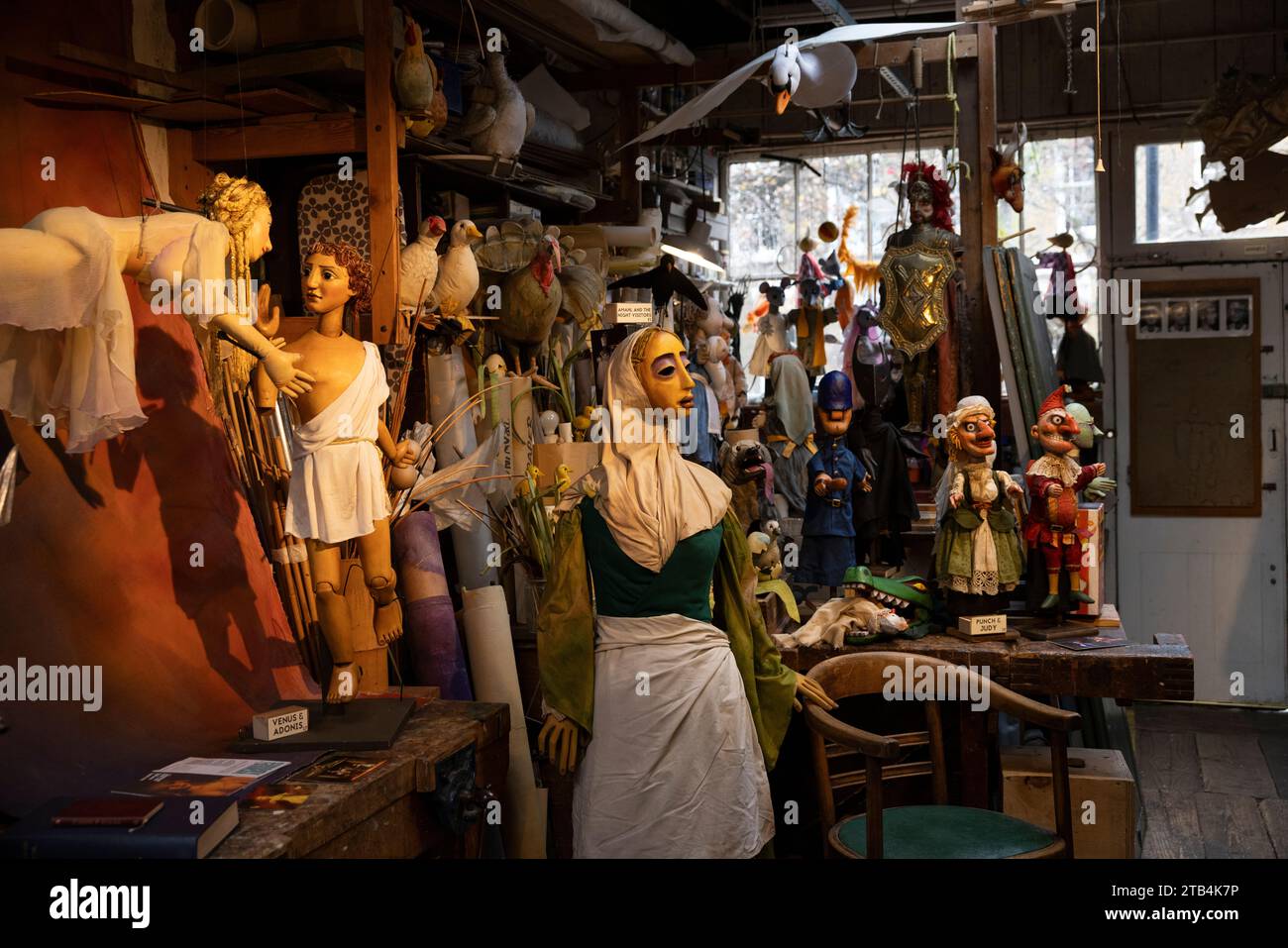 La rinomata artista di marionette Lyndie Wright apre il suo laboratorio che espone oltre 150 ...