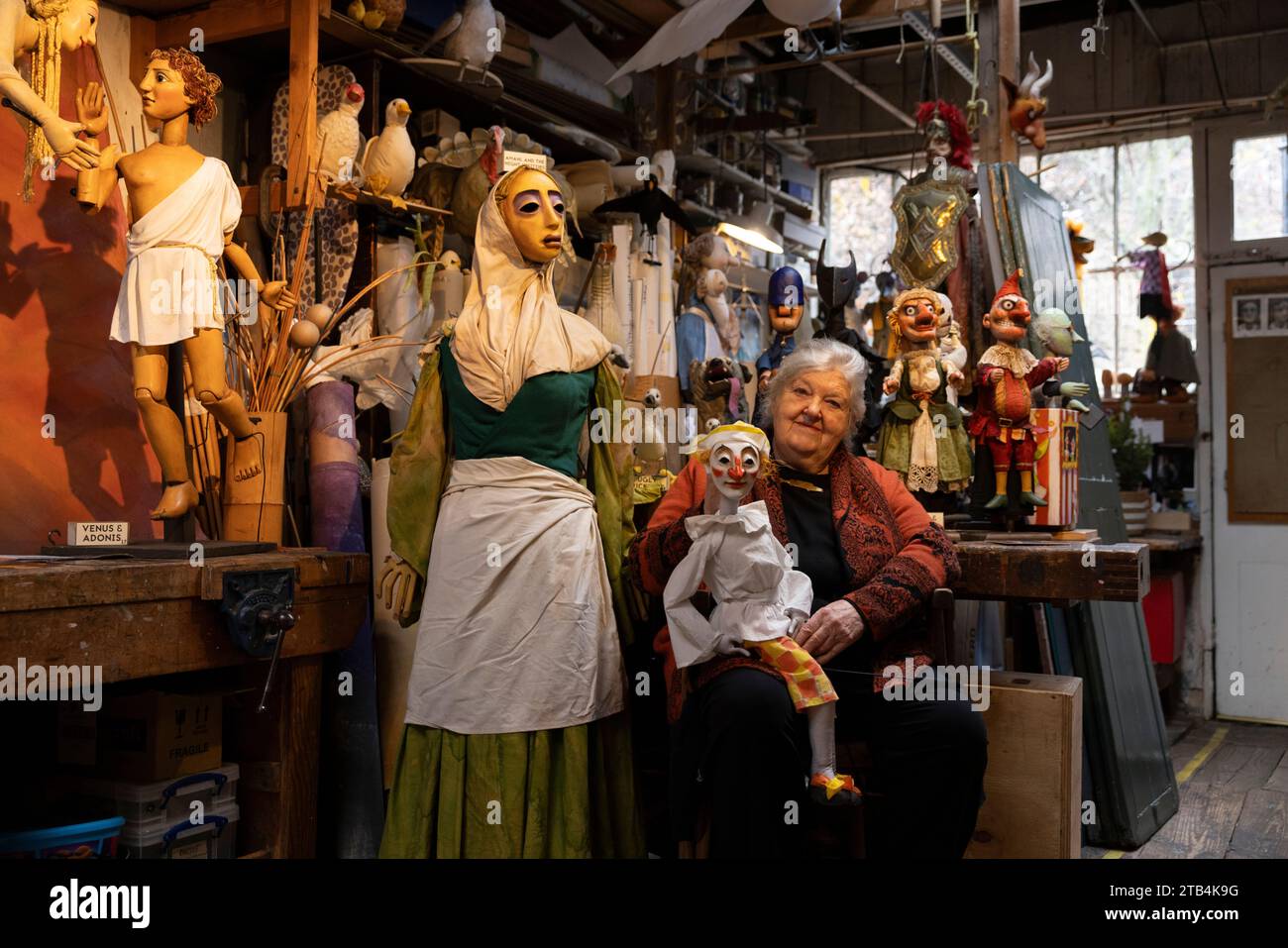 La rinomata artista di marionette Lyndie Wright apre il suo laboratorio che espone oltre 150 ...