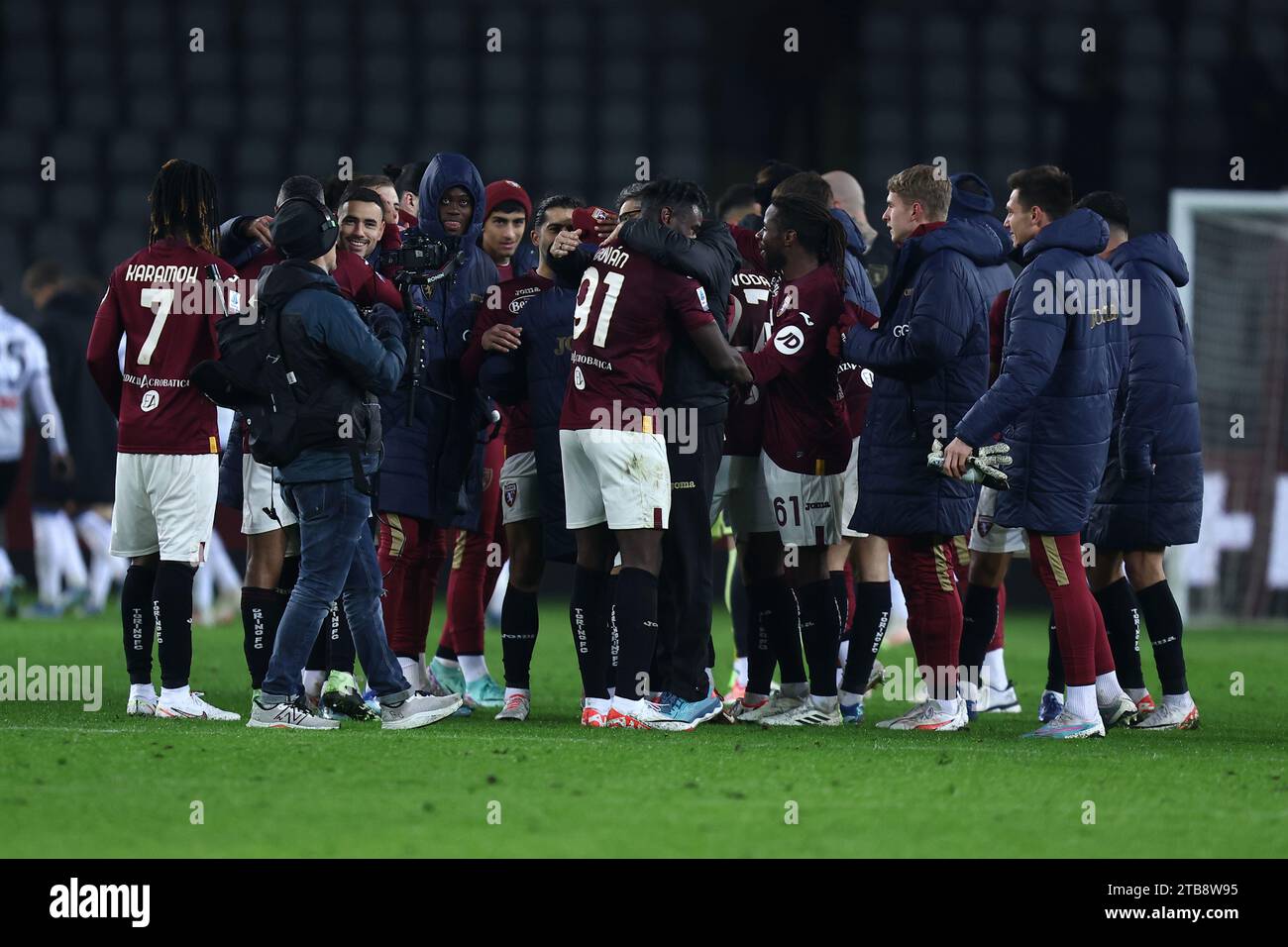 Duvan Zapata del Torino FC festeggia con Ivan Juric, allenatore del ...