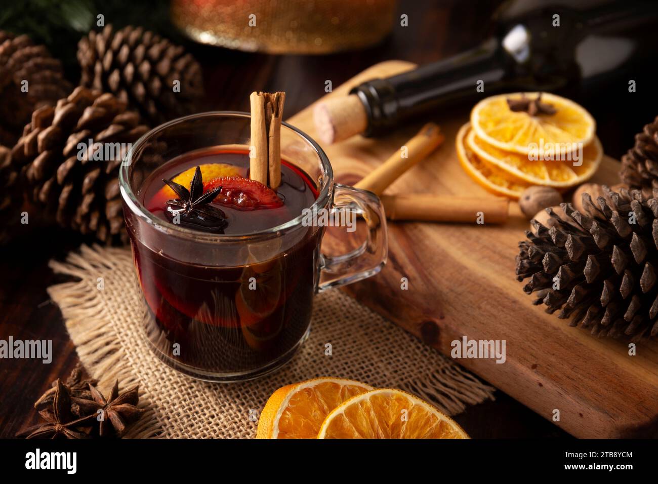Vino speziato o VIN brulé di Natale con arancia, cannella, anice ...