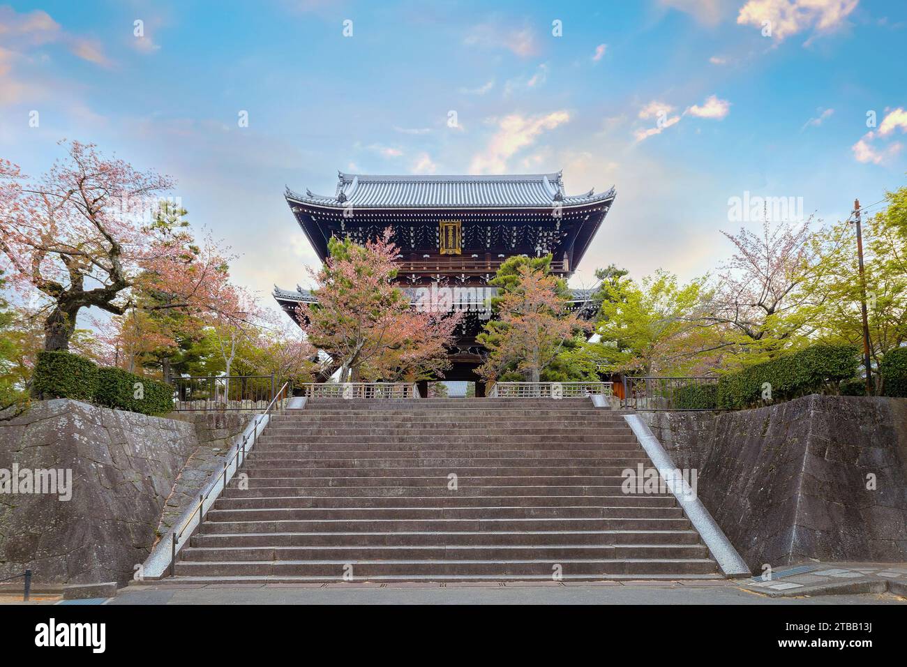 Kyoto, Giappone - 5 aprile 2023: Tempio di Kurodani o Konkai-Komyoji ...