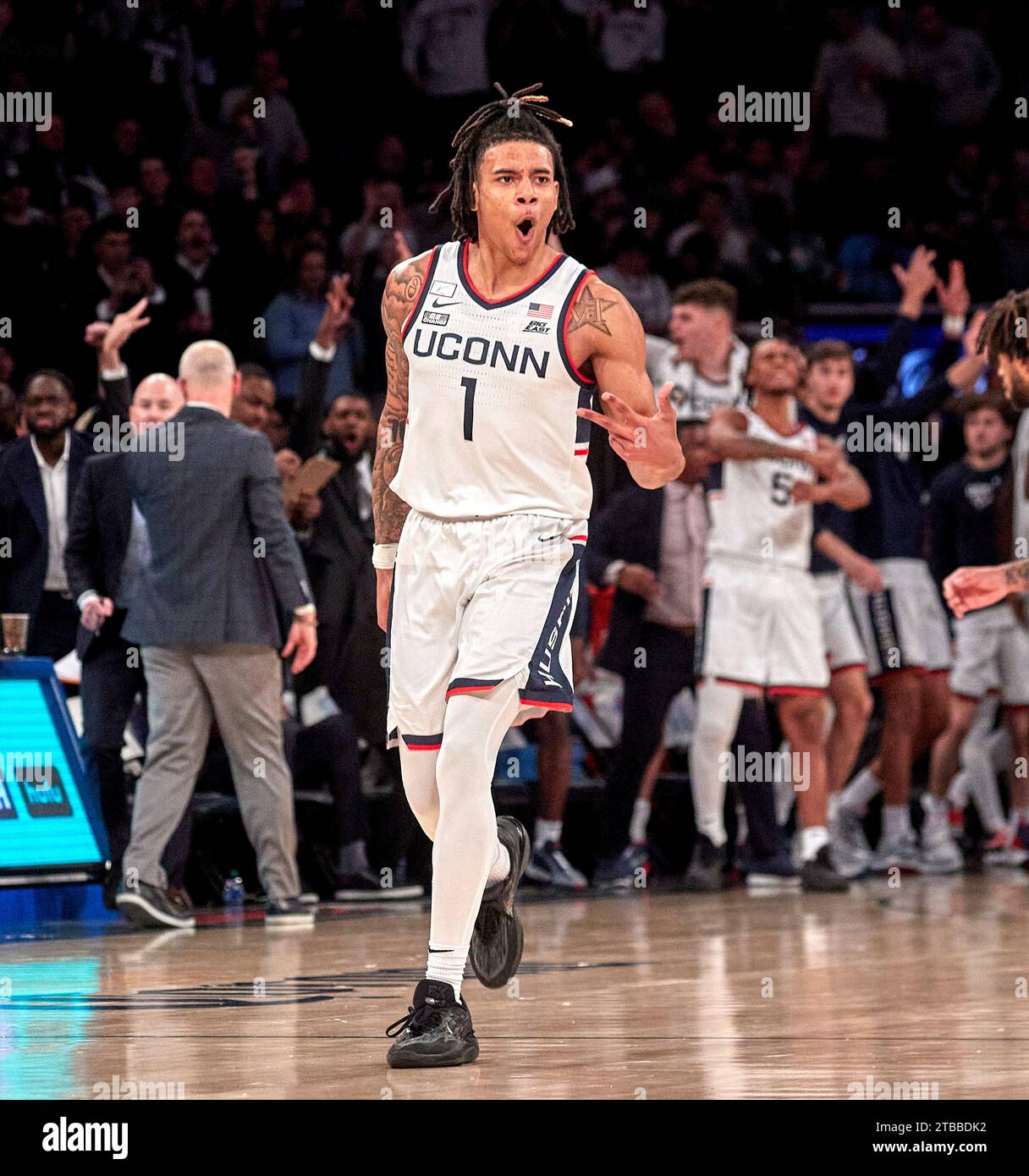 La guardia dei Connecticut Huskies Solomon Ball (1) reagisce dopo un ...