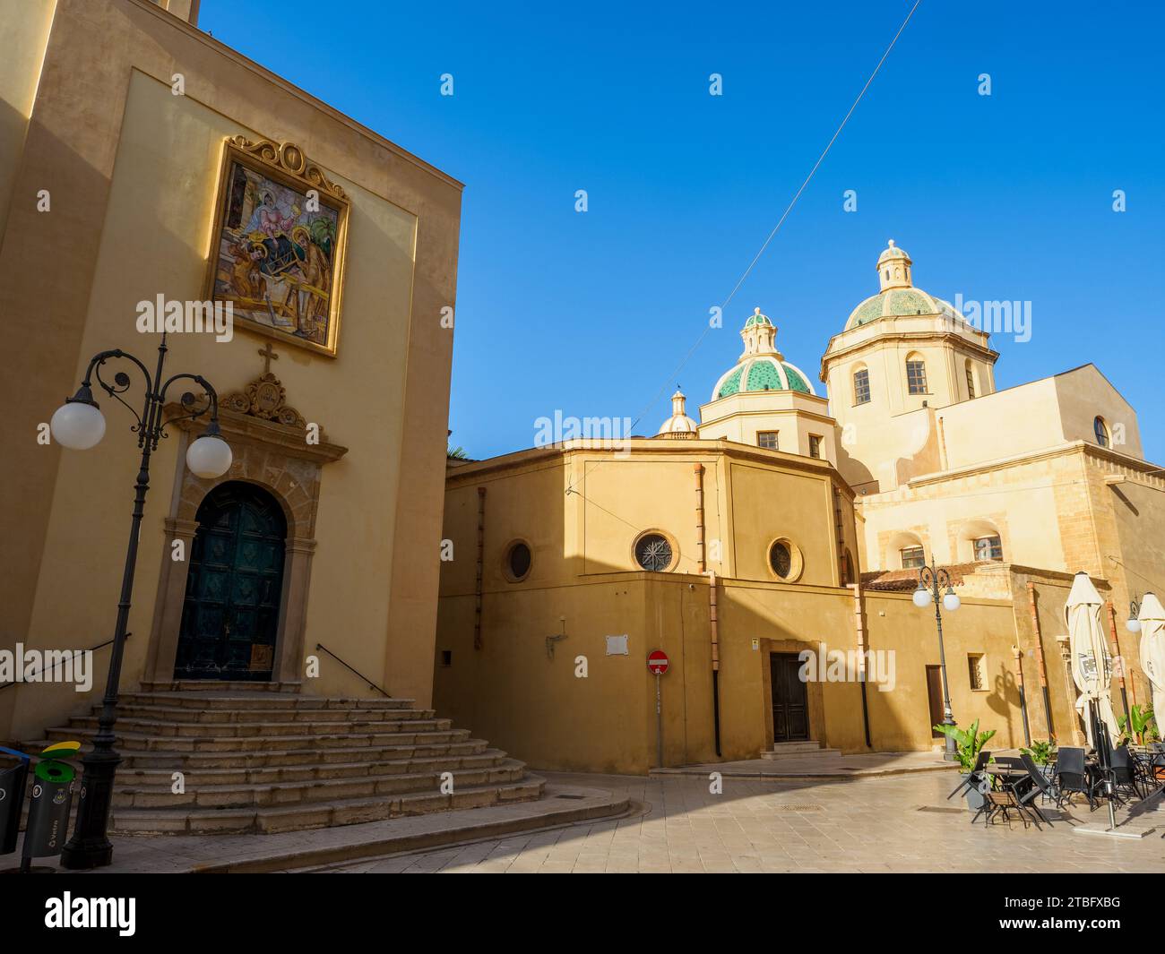 La chiesa di San Giuseppe e la Basilica del Santissimo Salvatore Domes ...