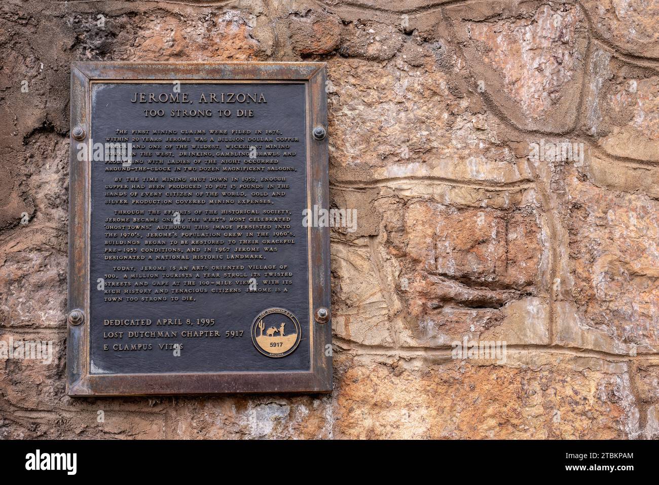Jerome, Arizona - 16 novembre 2023: Questa targa racconta la storia di Jerome, dal suo inizio ...