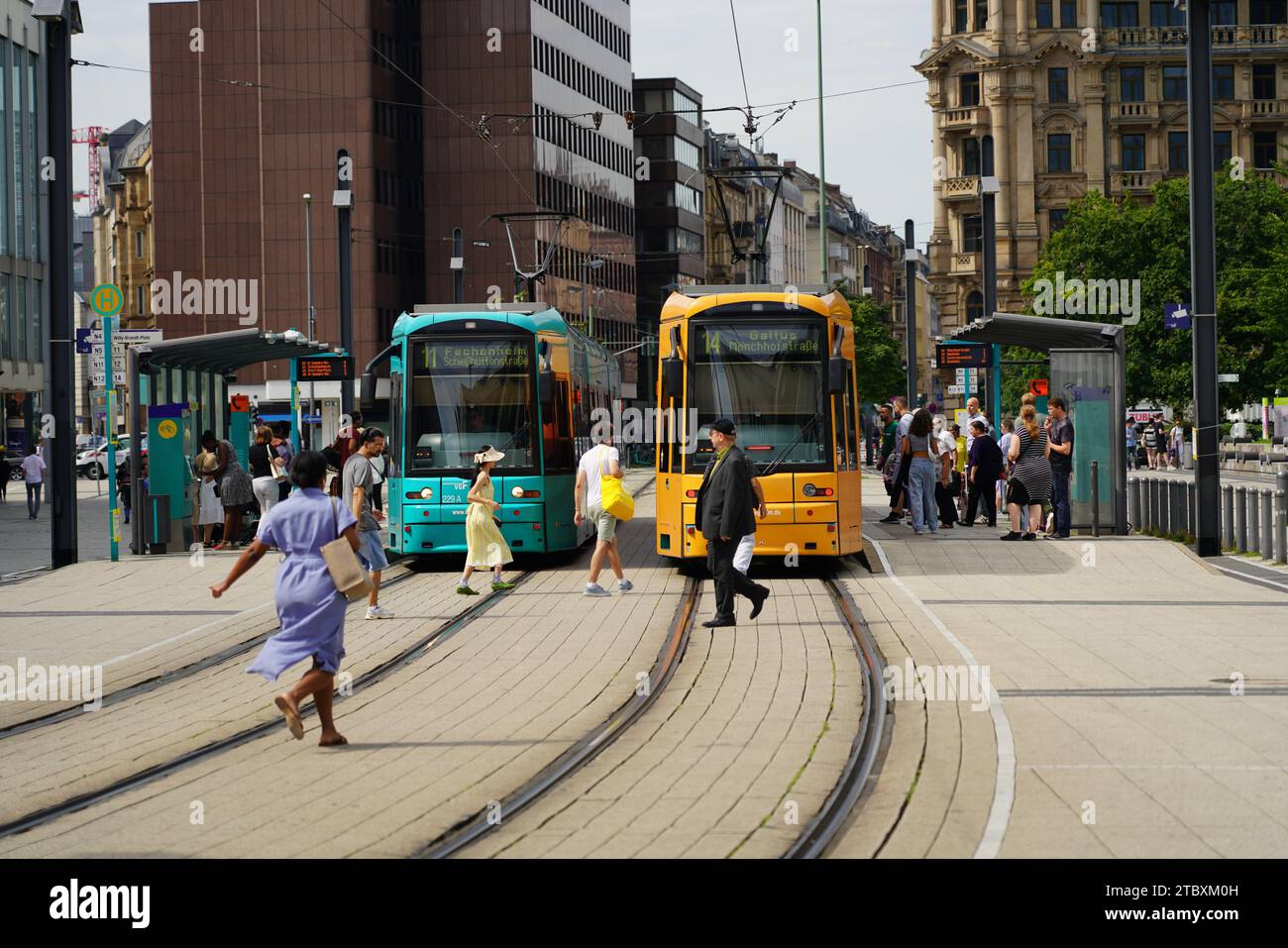 Fermata del tram trafficata immagini e fotografie stock ad alta ...