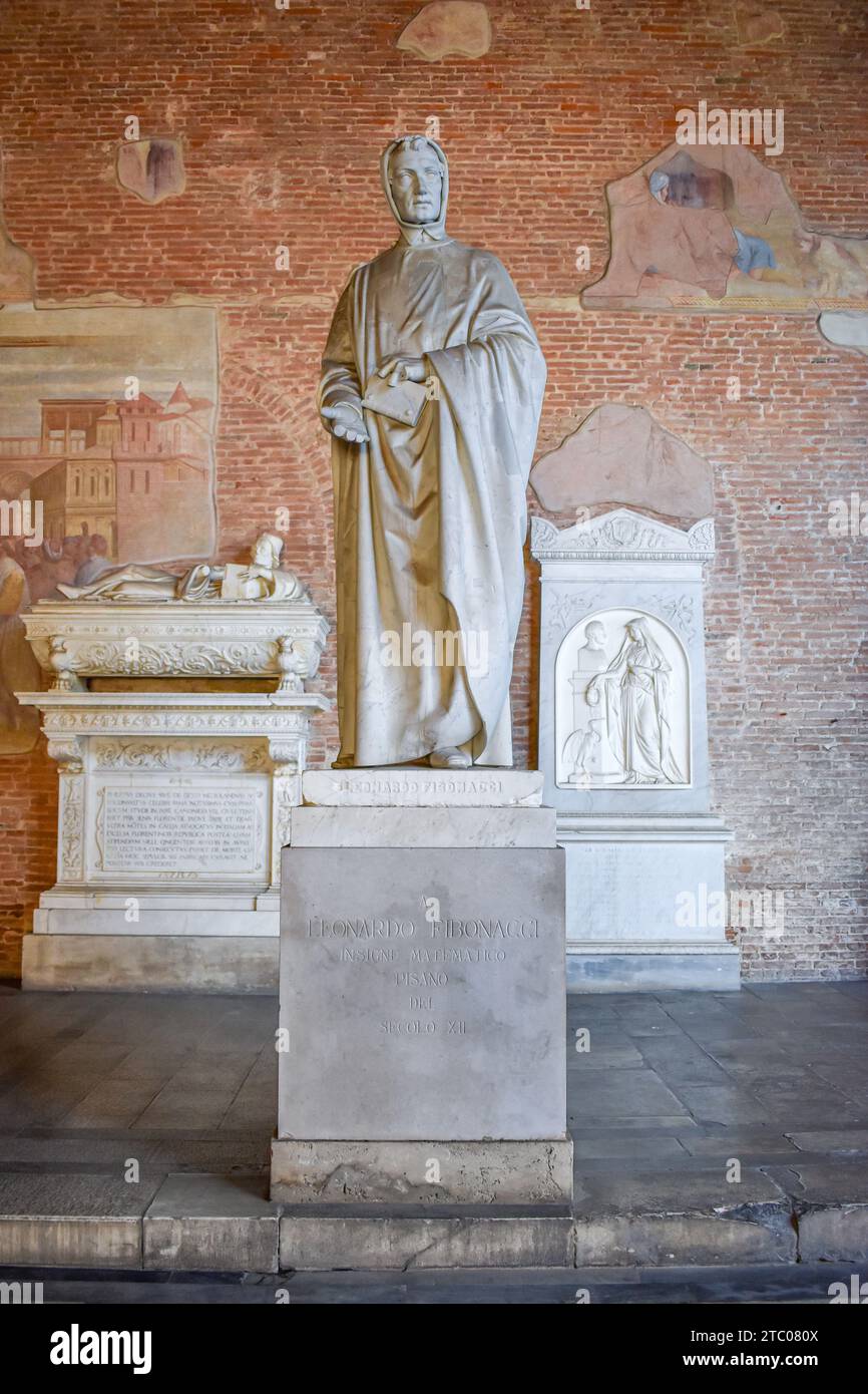 Pisa, Toscana, Italia - 24 novembre 2023: Statua dell'illustre ...