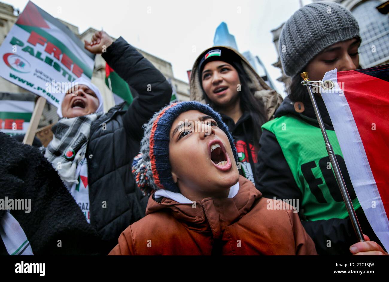 Londra, Regno Unito. 9 dicembre 2023. I manifestanti giovani e vecchi ...
