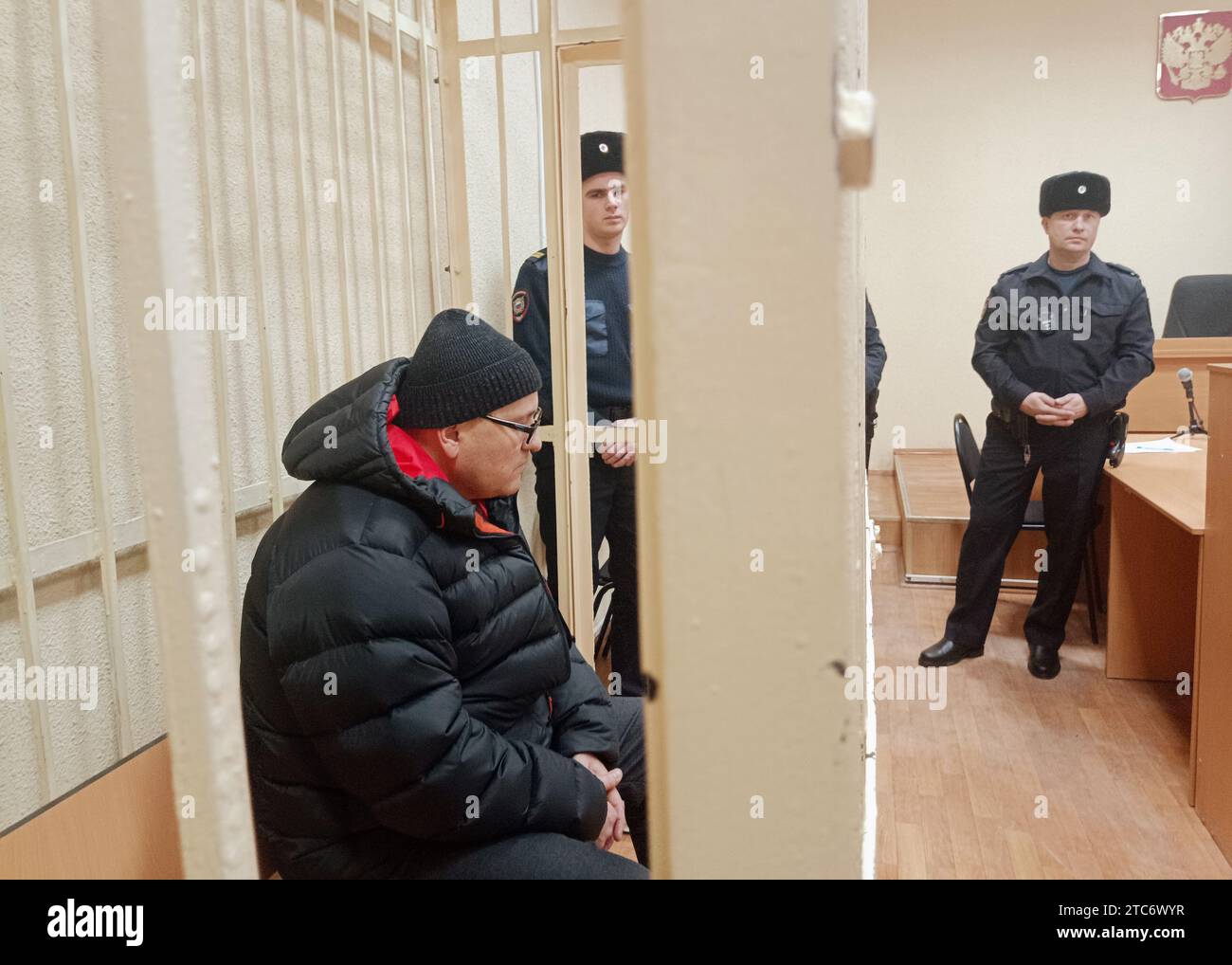 Bryansk, Russia. 10 dicembre 2023. Il padre della quattordicenne Alina Afanaskina, che ha ...