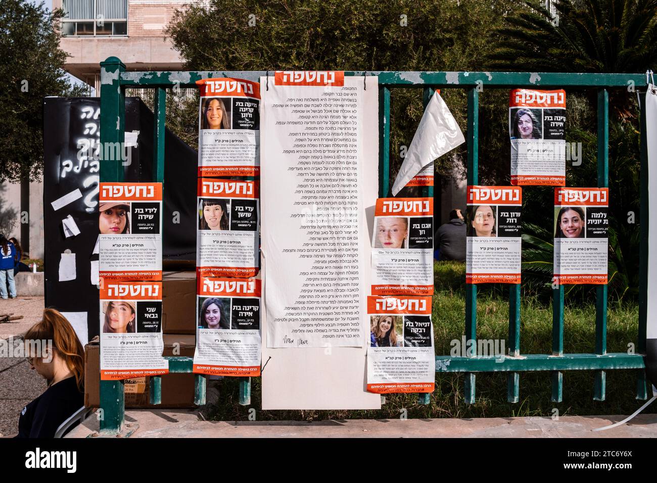 Tel Aviv, Israele - 10 dicembre 2023 dimostrazione di fronte al Museo d ...