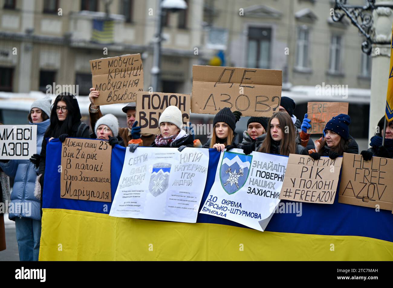 LEOPOLI, UCRAINA - 10 DICEMBRE 2023 - gli attivisti tengono cartelli ...