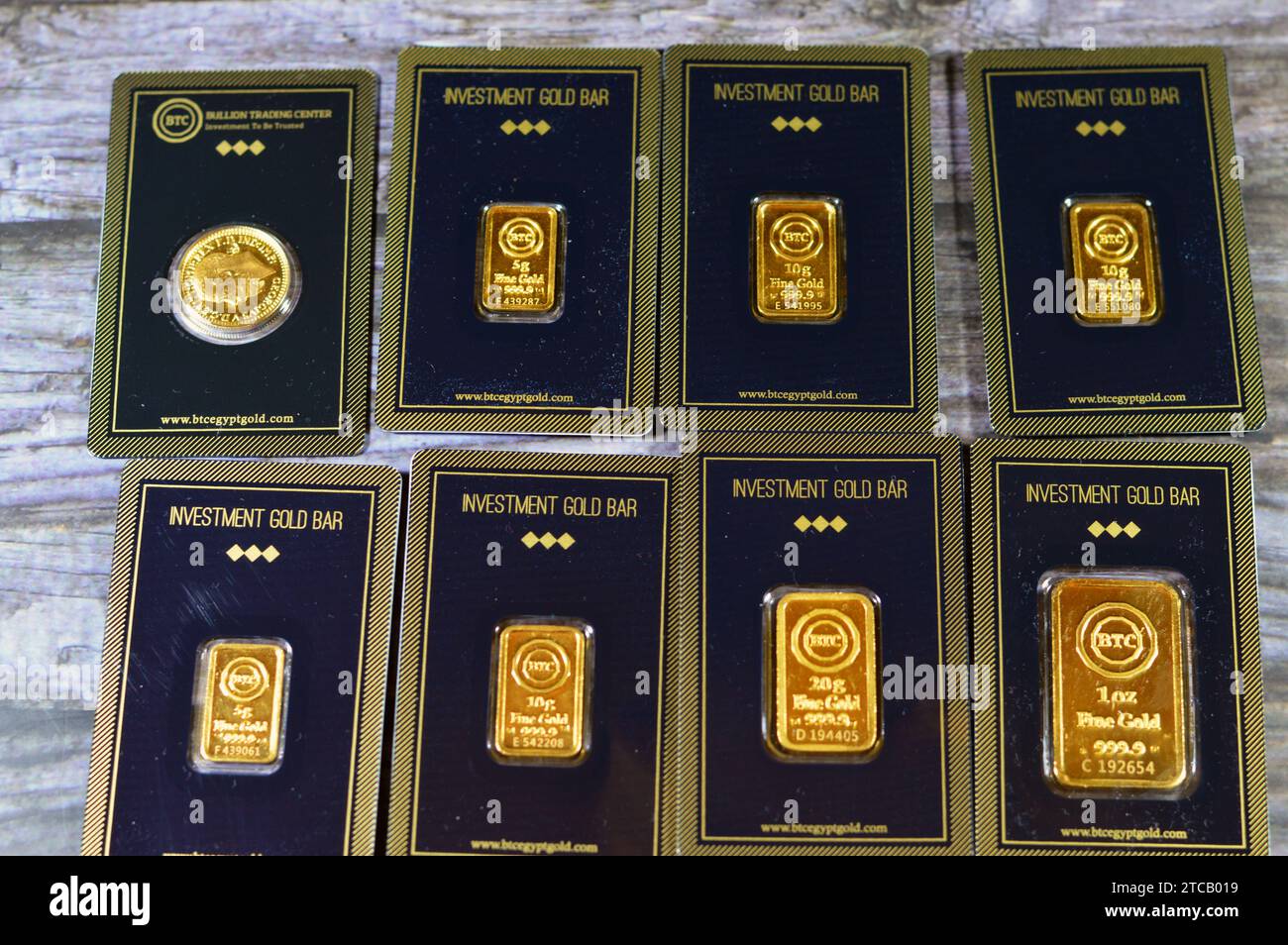 Cairo, Egitto, 8 dicembre 2023: BTC Bullion Trading Center, 24 carati, oro giallo puro di ...