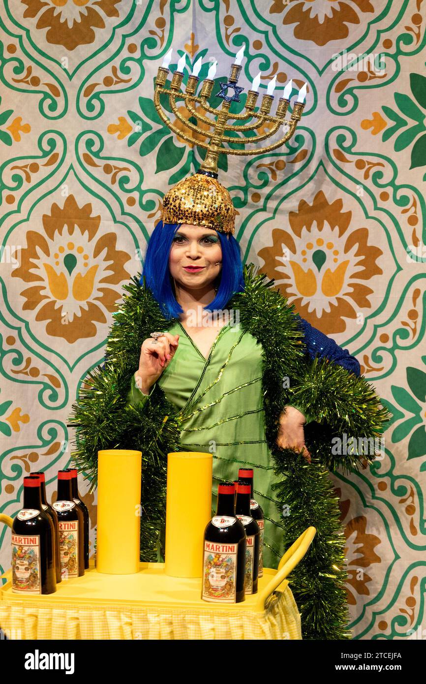 Debbie Chazen (Dame Hoodman) in CAPPA ROSSA E IL GRANDE MAIALE CATTIVO ...