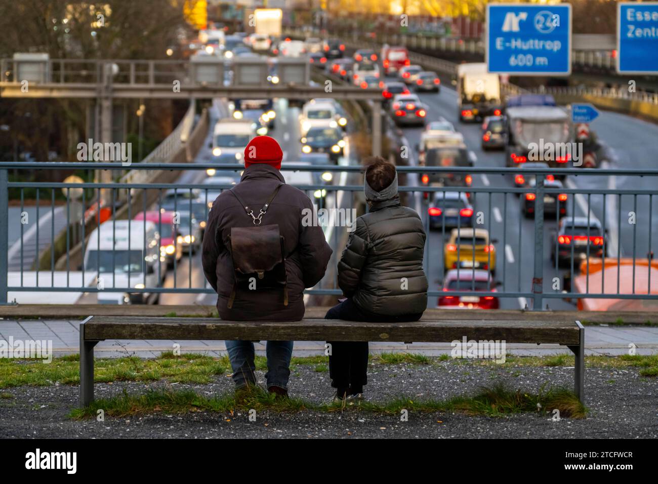 Verkehrsstau auf der Autobahn A40, Stadttdurchfahrt, Anschlussstelle ...