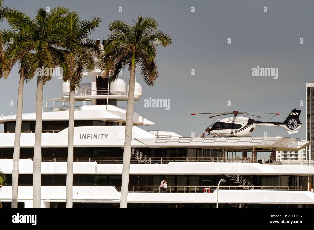 Miami, Florida, USA - 5 dicembre 2023: Il super yacht di lusso Infinity ...