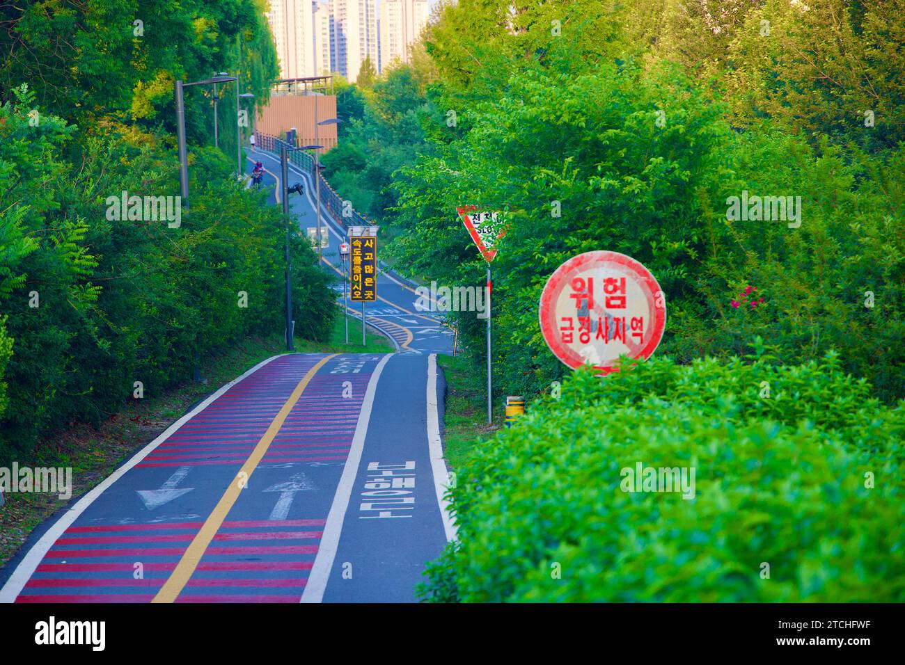 Seul, Corea del Sud - 2 giugno 2023: Una tranquilla pista ciclabile ...
