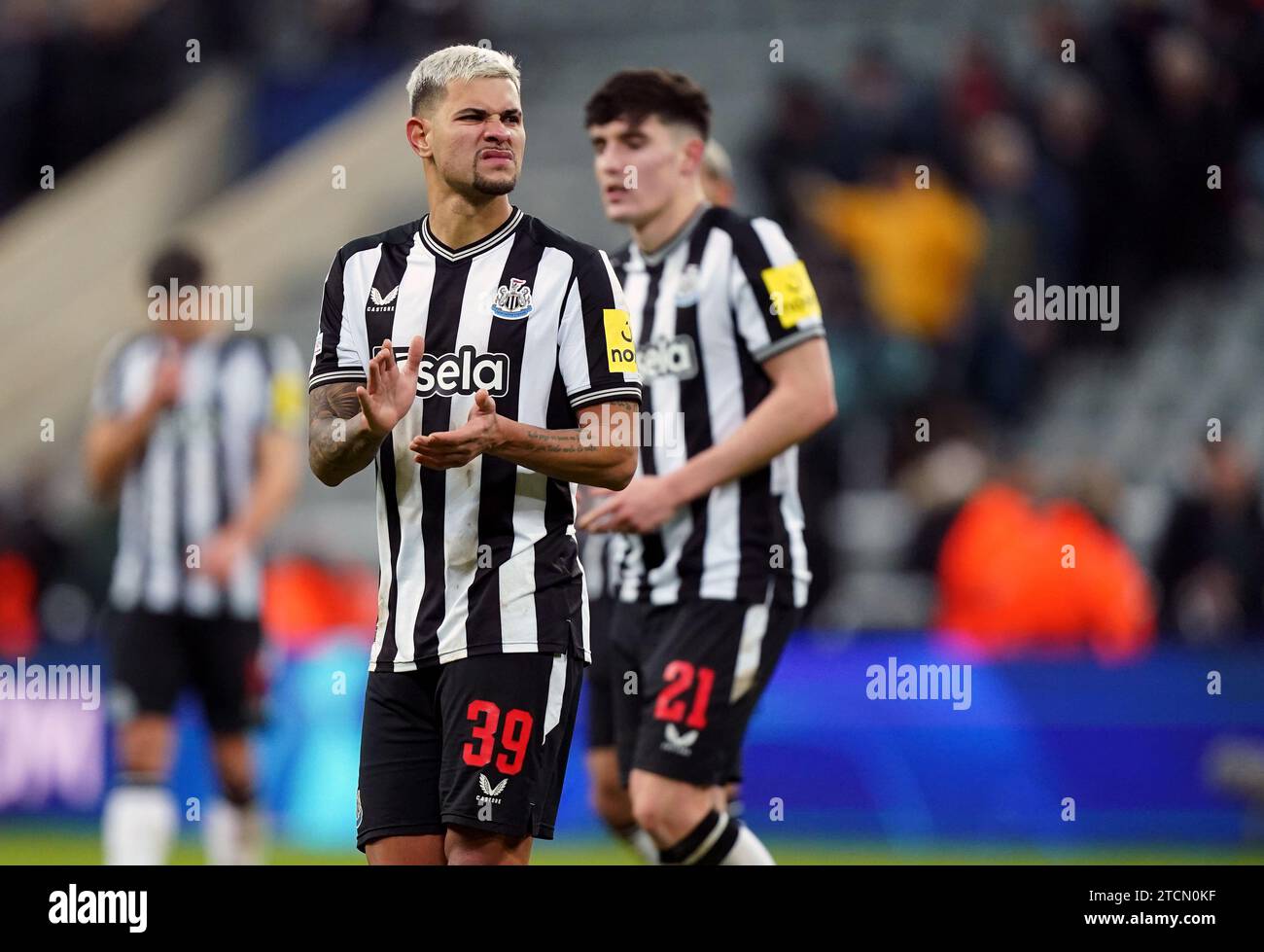 Bruno Guimaraes (a sinistra) del Newcastle United sembra deposto dopo ...