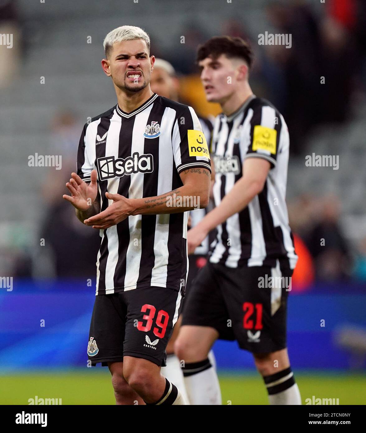 Bruno Guimaraes (a sinistra) del Newcastle United sembra deposto dopo ...