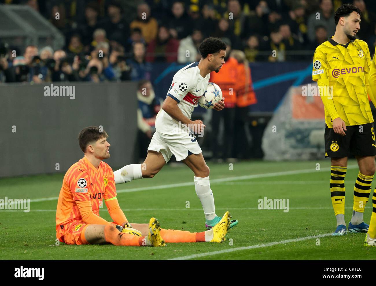 Warren Zaire-Emery del PSG celebra il suo gol mentre il portiere di ...