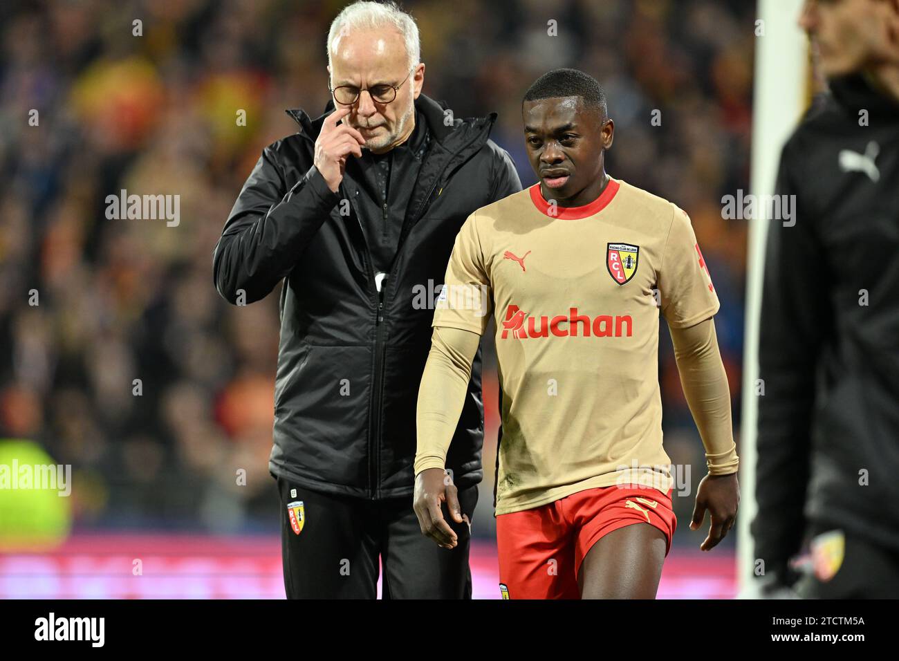 Nampalys Mendy (26) di RC Lens lascia il campo infortunato con un infortunio durante la partita ...
