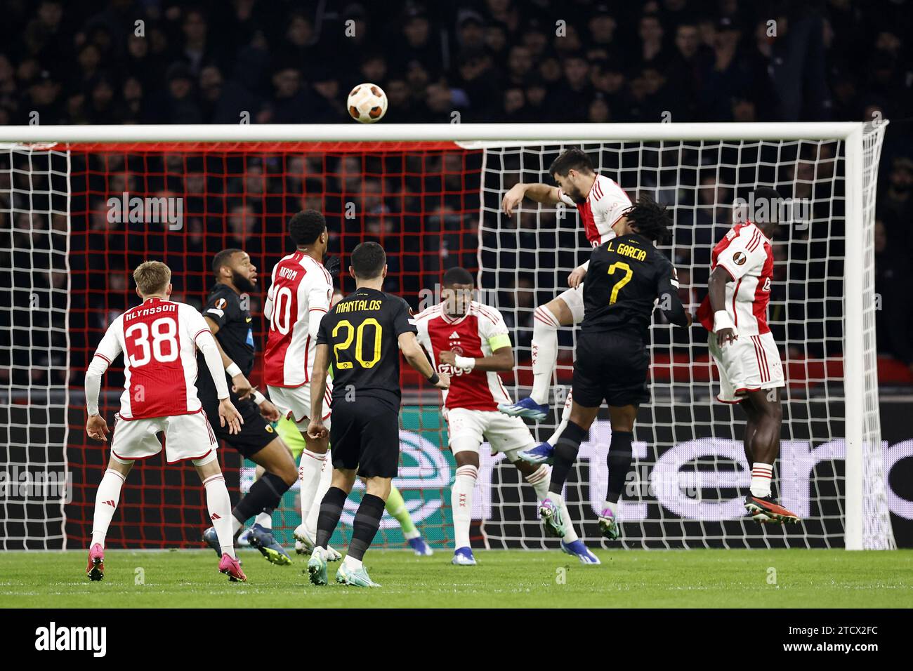 AMSTERDAM - (l-r) Kristian Hlynsson di Ajax, Chuba Akpom di Ajax, di ...