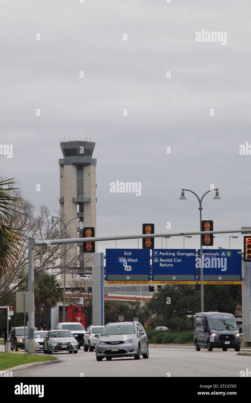San Antonio, Stati Uniti. 14 dicembre 2023. Segnaletica esterna e torre ...
