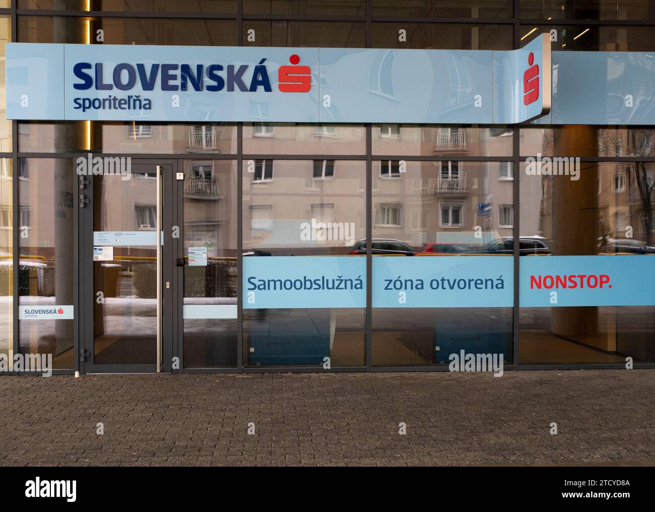 Nitra, Slovacchia - 10 dicembre 2023: Filiale Slovenska sporitelna ...