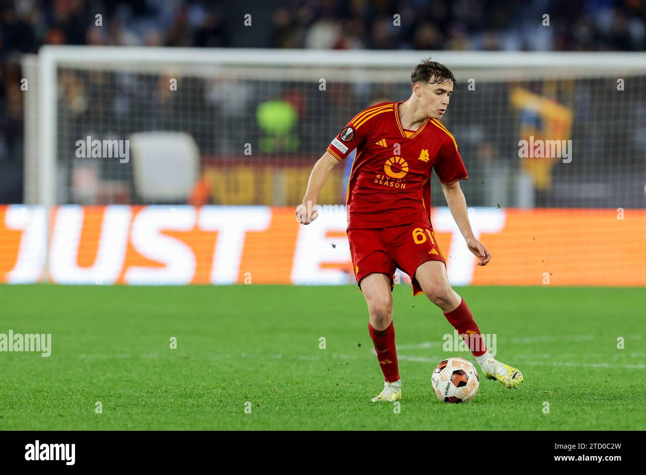 Il centrocampista italiano della Roma Niccolo Pisilli controlla la ...