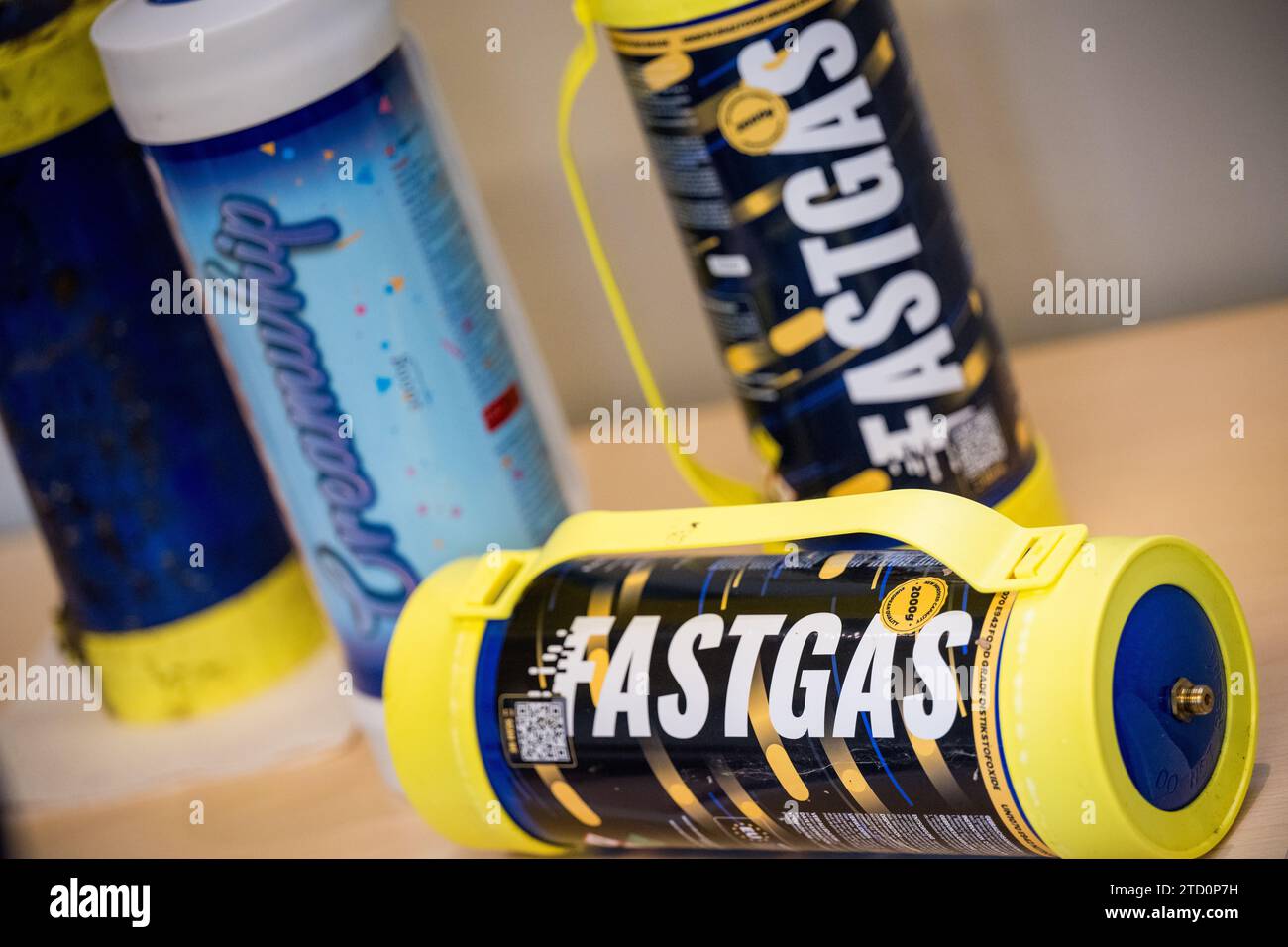 La figura mostra le bombole di protossido di azoto davanti a un ...