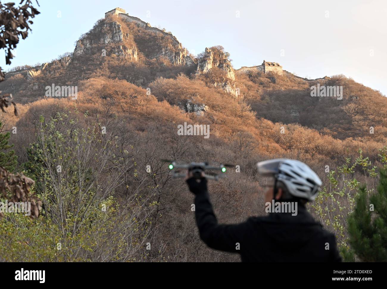 (231215) -- TIANJIN, 15 dicembre 2023 (Xinhua) -- li Zhe si prepara a ...