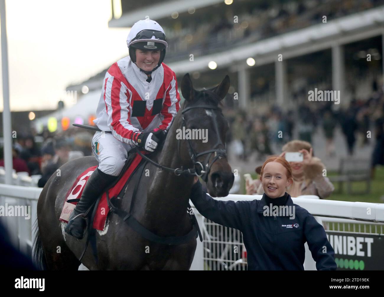 Latenightpass e Gina Andrews dopo aver vinto la Glenfarclas Crystal Cup ...