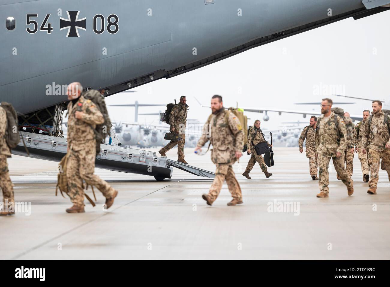 15 dicembre 2023, bassa Sassonia, Wunstorf: I soldati lasciano un aereo ...