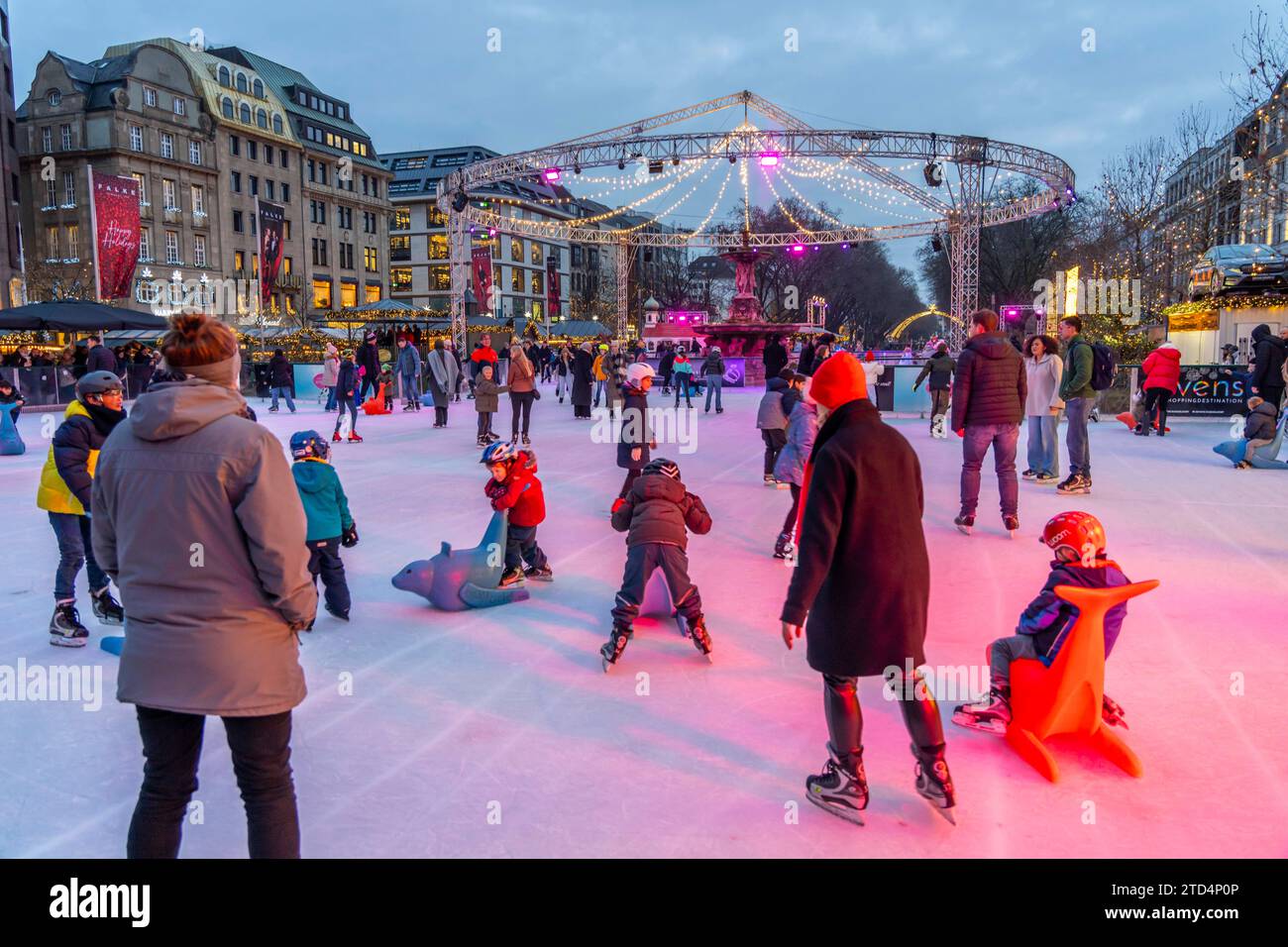 Weihnachtsmarkt eisbahn immagini e fotografie stock ad alta risoluzione ...
