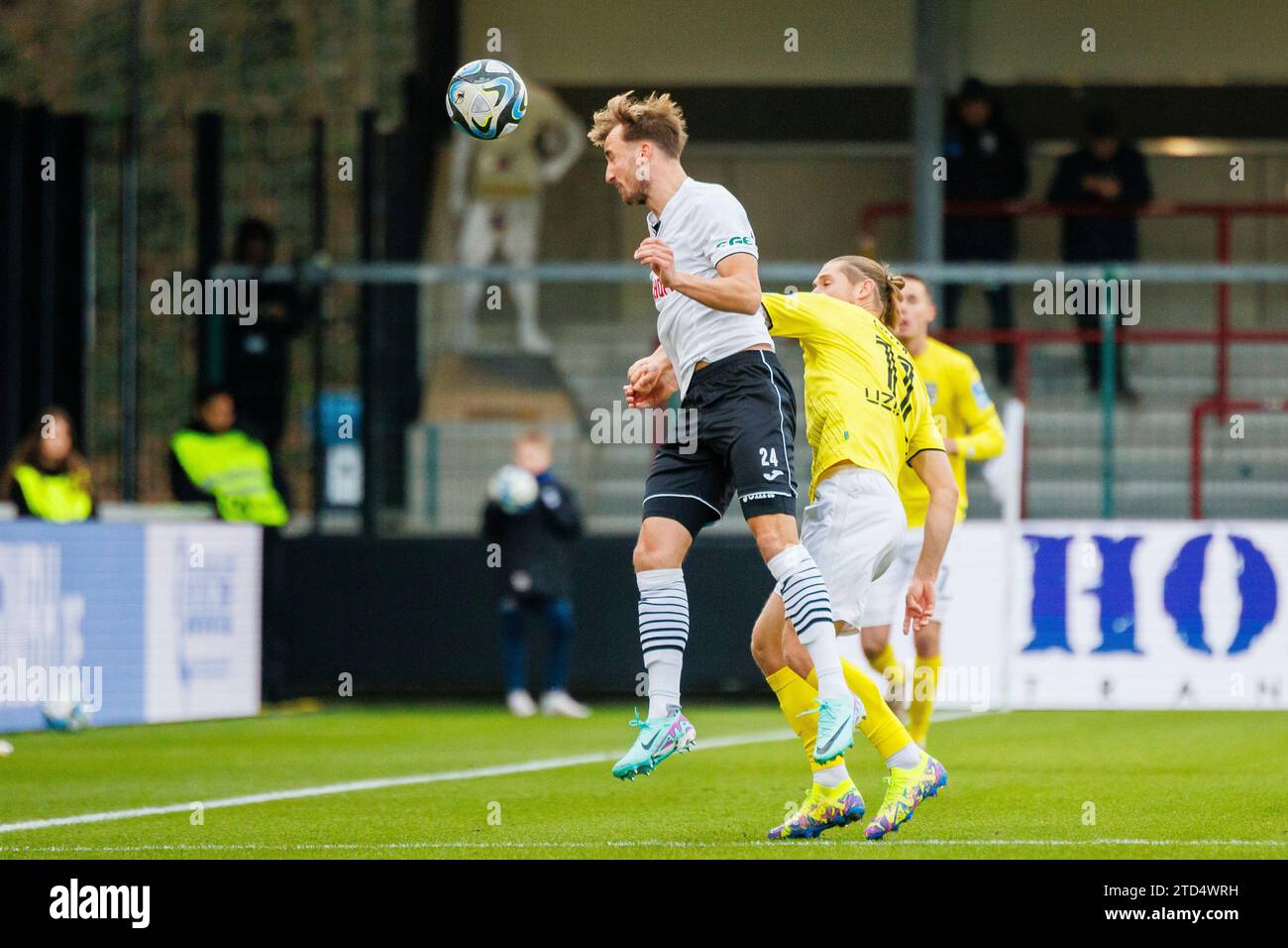 Michel Stoecker (SC Verl, n. 24), Dennis Chessa (SSV Ulm 1846, n. 11 ...