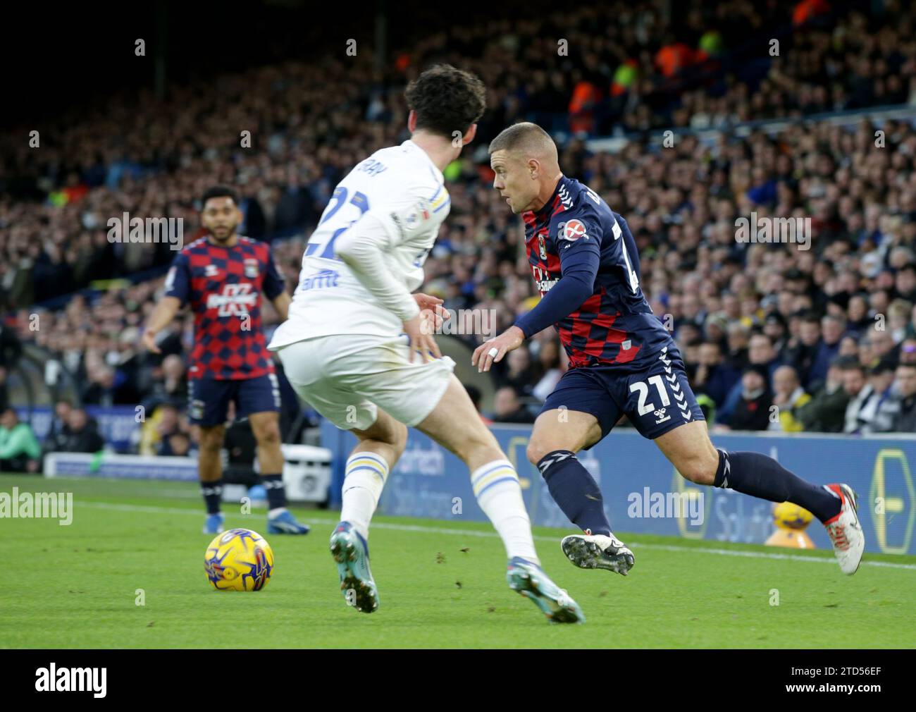 Archie Gray del Leeds United (a sinistra) e Jake Bidwell del Coventry ...