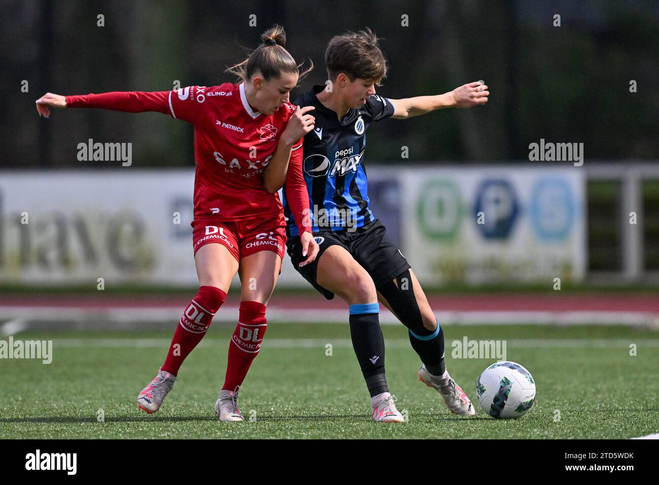 Luisa Blumenthal (27) di Zulte-Waregem nella foto lotta per il ballo con Isabelle Iliano (18 ...