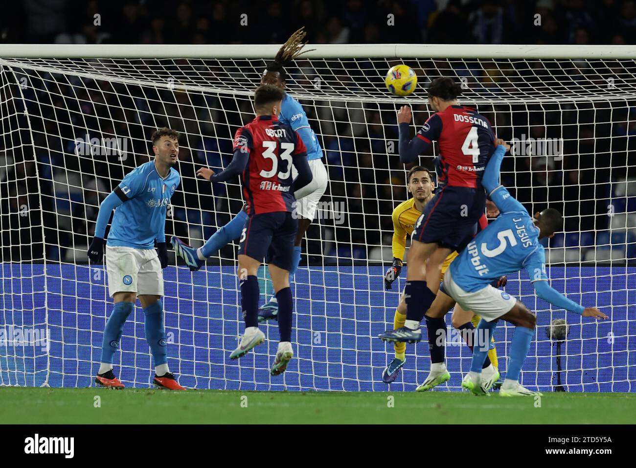 Il difensore italiano del Cagliari Alberto Dossena sfida per il pallone ...