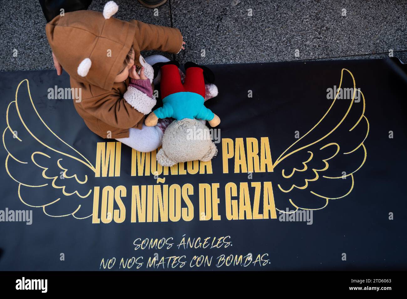Madrid, Spagna. 16 dicembre 2023. Una giovane ragazza siede su uno ...