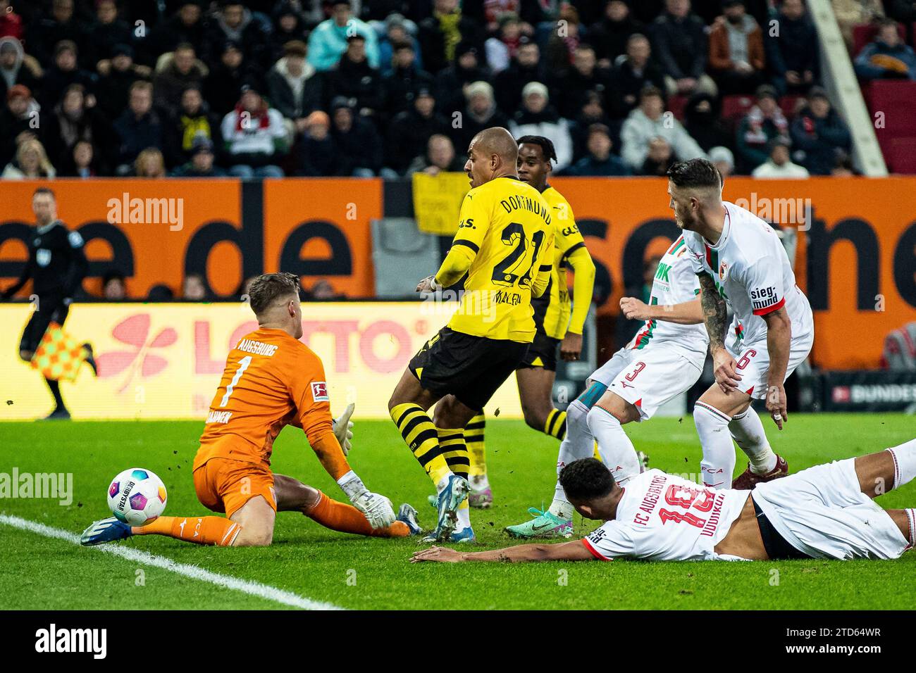 Torchance von Donyell Malen (Borussia Dortmund, n. 21), Finn Dahmen (FC ...