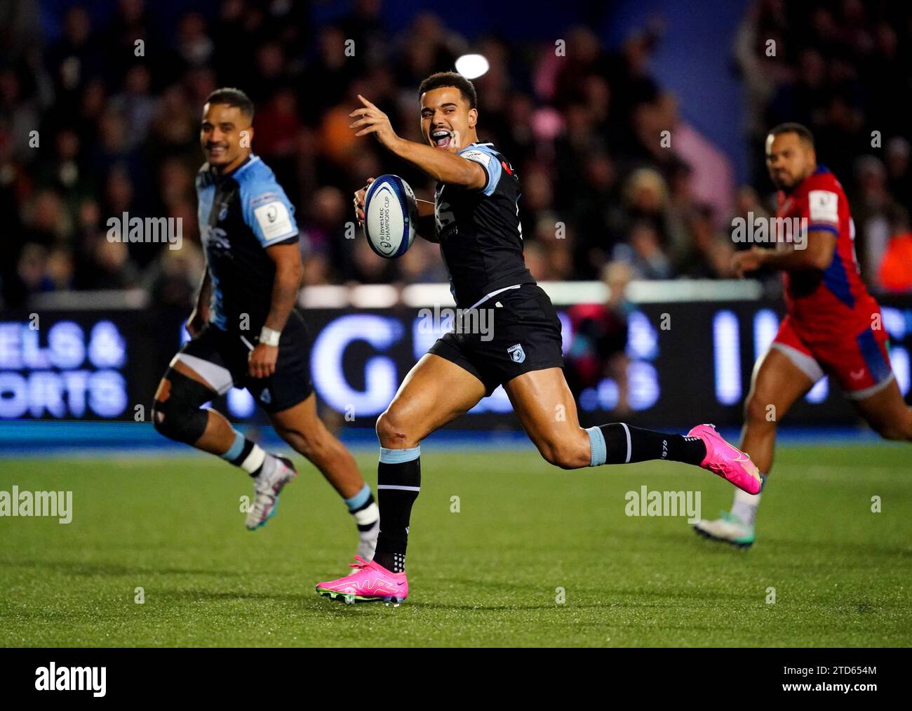 Ben Thomas del Cardiff Rugby celebra il suo percorso per segnare la ...