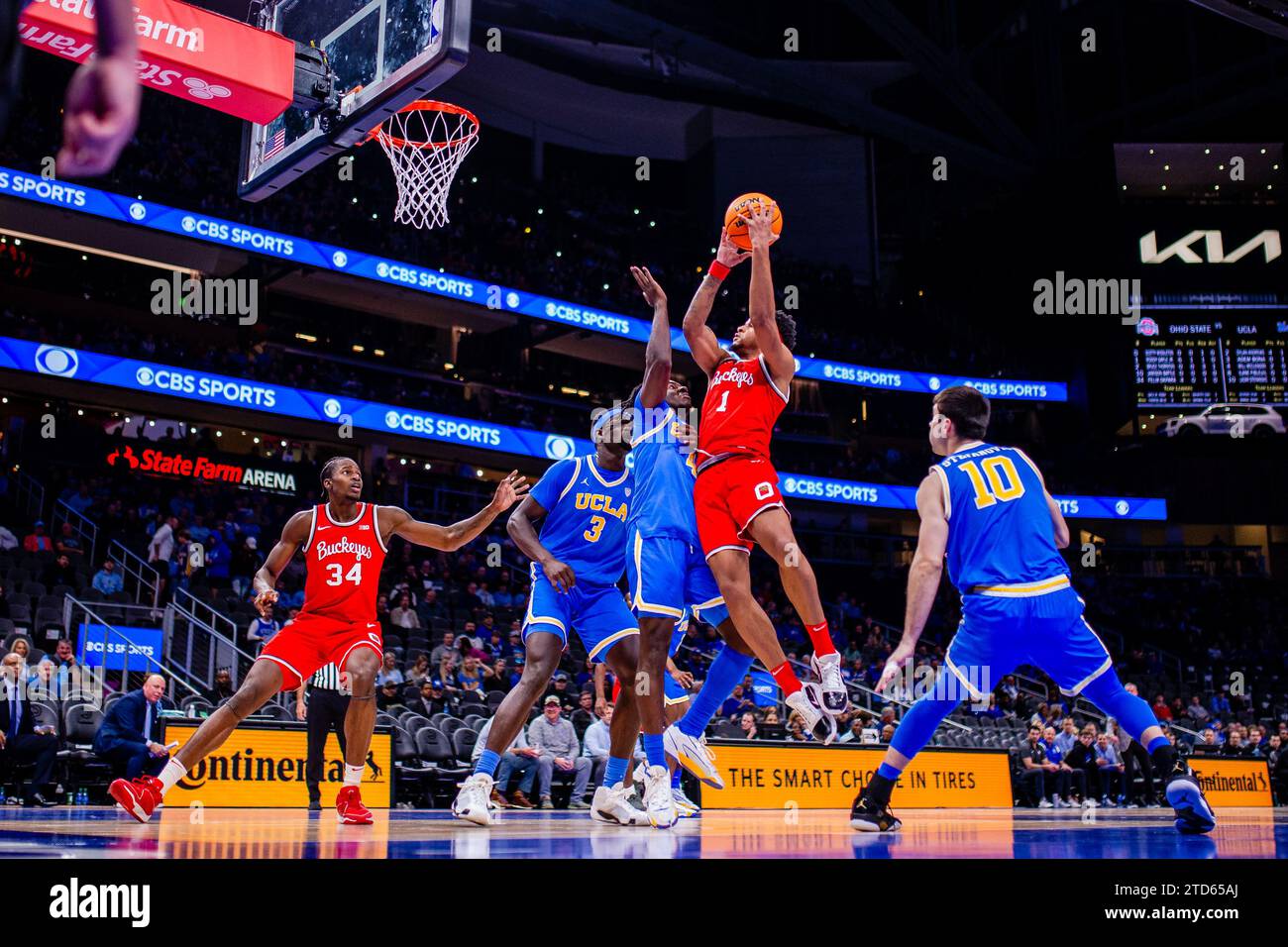 16 dicembre 2023: La guardia UCLA Bruins Will McClendon (4) difende il ...