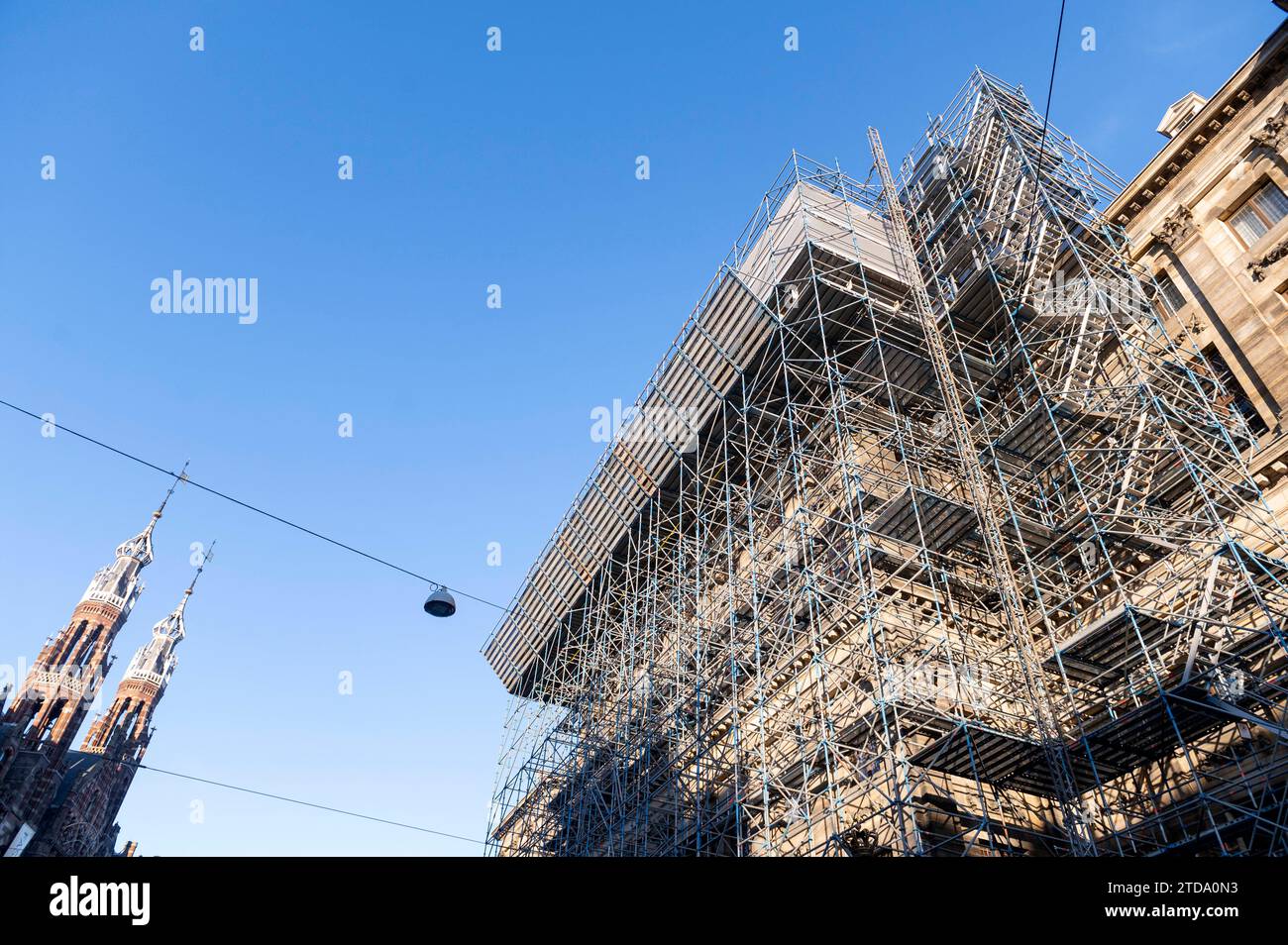 Amsterdam Paesi Bassi 17 dicembre 2023 la parte posteriore del Palazzo sulla diga avvolta in ...