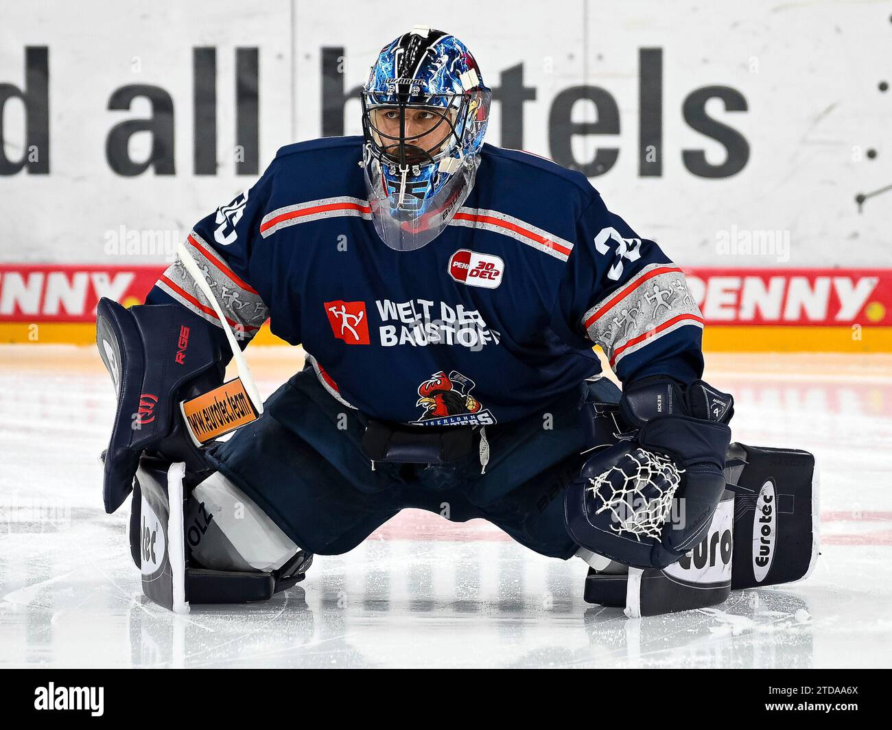 Kevin Reich (Iserlohn Roosters, n. 35) dehnt sich noch einmal bevor es ...